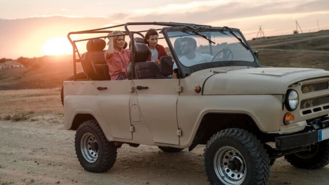 Video: Na džíp s turisty vystartoval nosorožec. Řidič auto převrátil