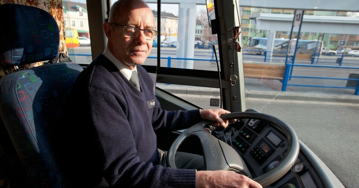 Řidič autobusu zahlédl chlapce v slzách. Muž se stal hrdinou