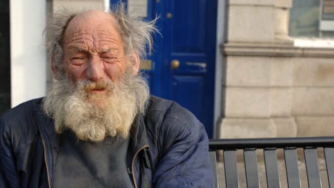 Bezdomovec byl vrcholem odpudivosti. Nejprve pomoc odmítal