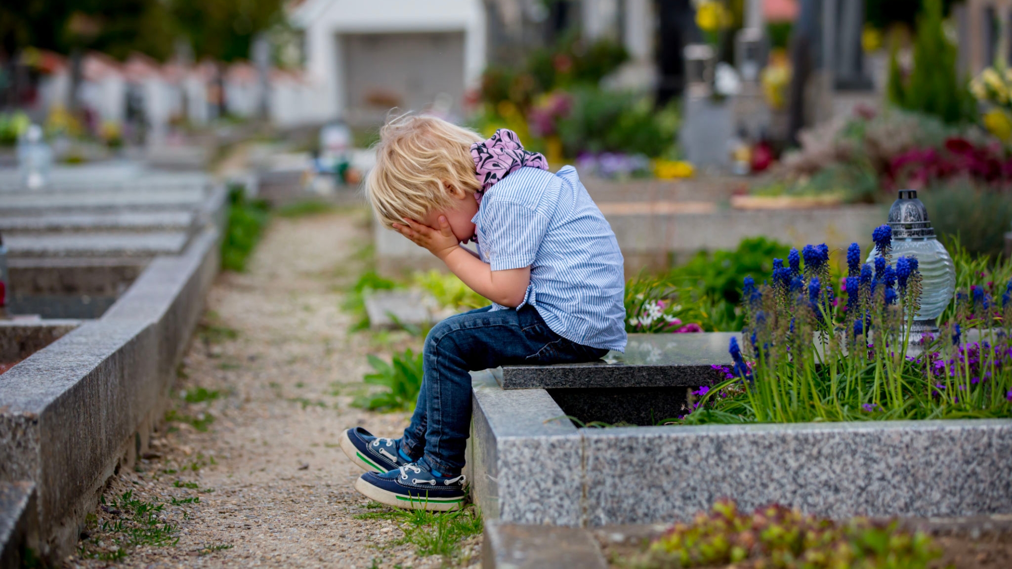 Malý chlapec se ocitl úplně sám po smrti matky | Světkreativity