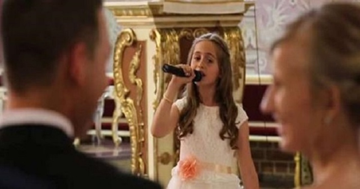 10letá dívka vzala mikrofon. Obavy svatebčanů vystřídal jásot