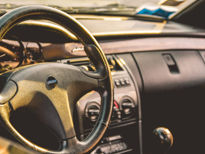 8 snadných kroků, jak vyčistit látkové autosedačky a celý interiér auta ...