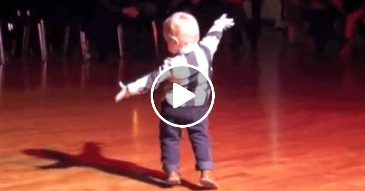 Dvouleté dítě zatančí na svou oblíbenou píseň | Světkreativity