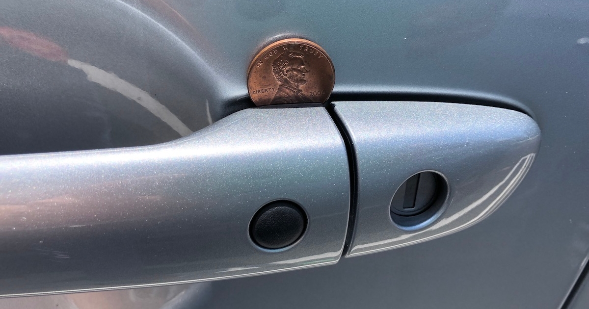 Skryté nebezpečí lupičů: Pokud na klice dveří u auta uvidíte minci