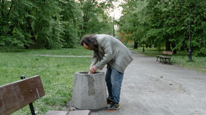 Kadeřník se nemohl dívat na bezdomovce a rozhodl se jednat