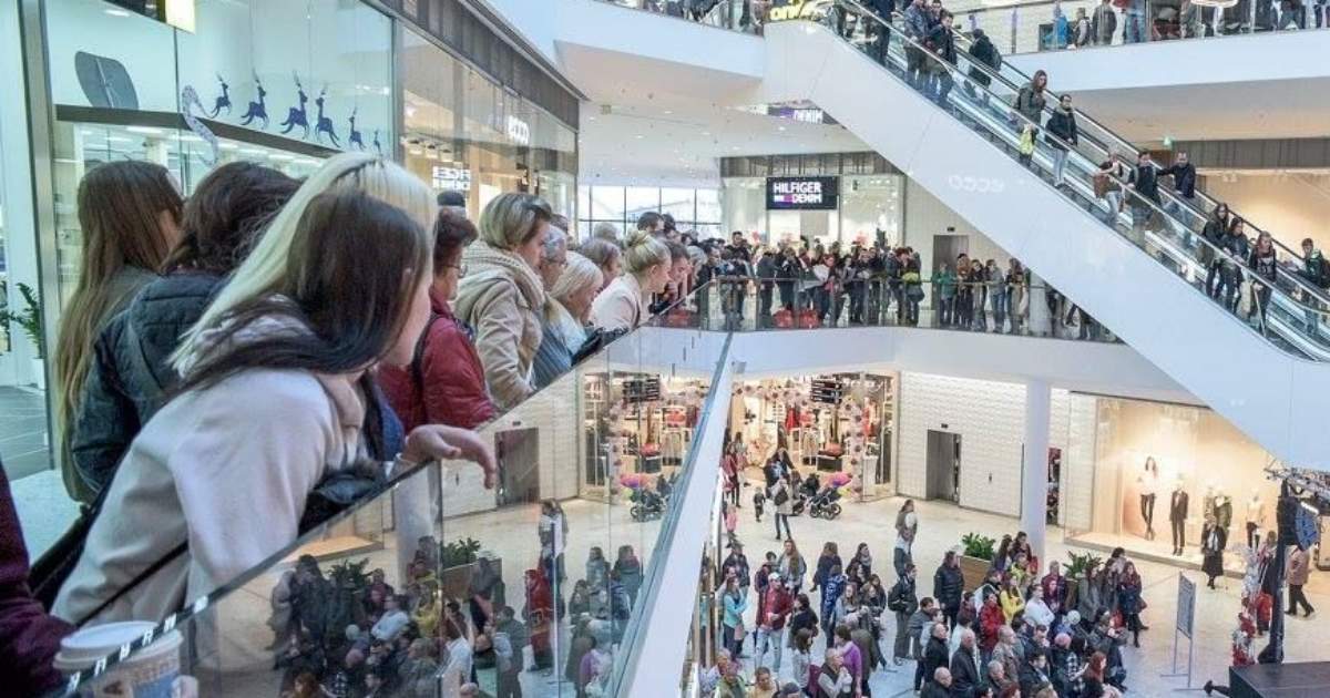 V obchodním centru se shromáždil dav lidí. Tanečníci je nadchli