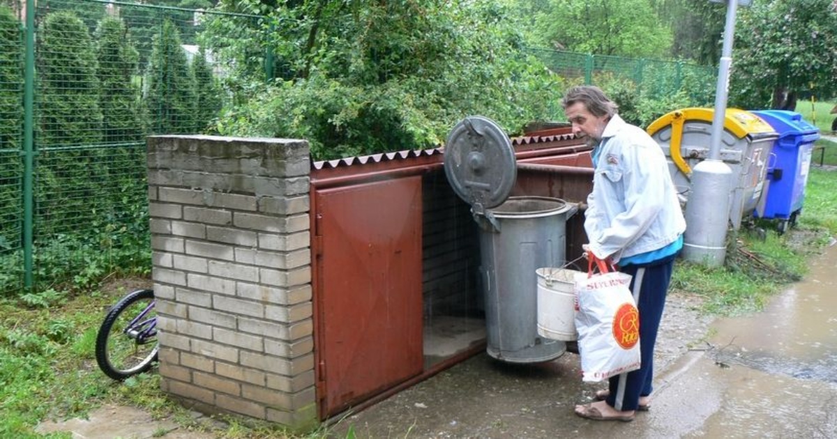 Muž zaslechl z popelnice strašidelné zvuky. Musel rychle jednat