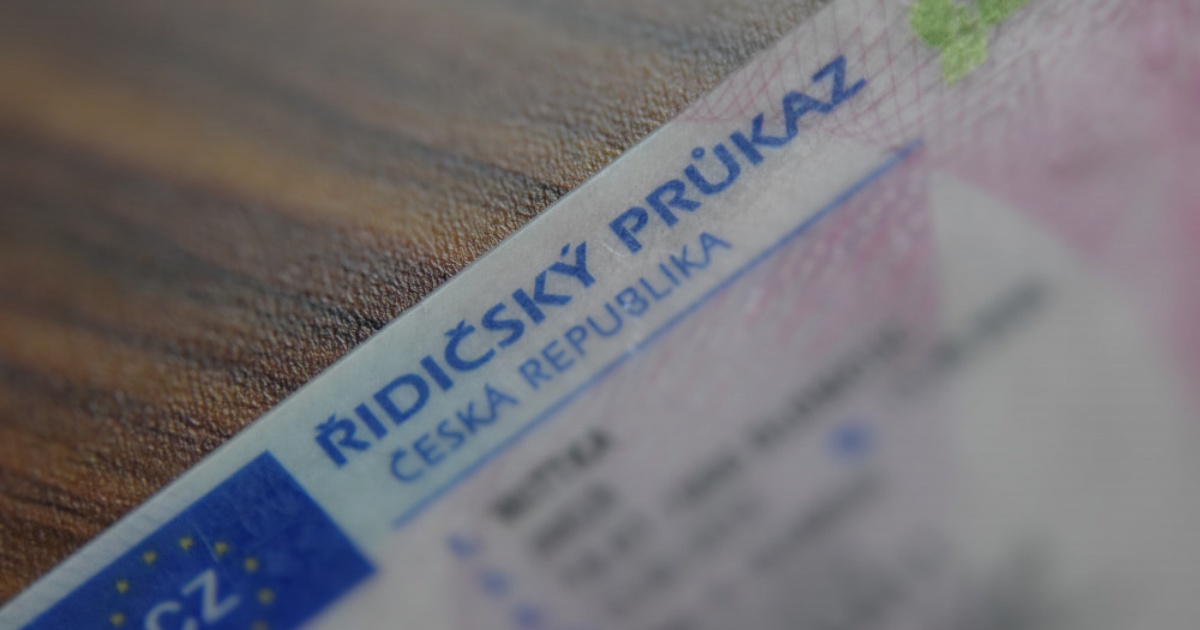 Lidem v tomto věku hrozí okamžité odebrání řidičského průkazu