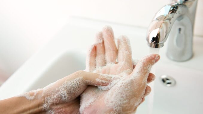 Správné mytí rukou pro minimalizaci rizika infekce a šíření viru. Až ...