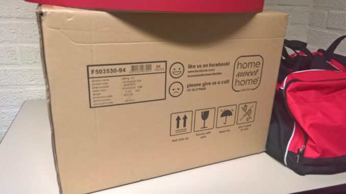 Matka s dítětem na procházce zahlédla tajemnou hýbající se krabici