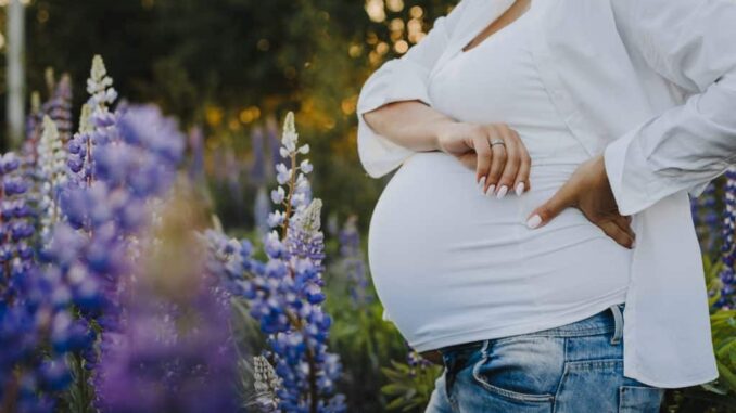 Dvě těhotenství změnila mladým rodičům život od základu. Při zjištění ...