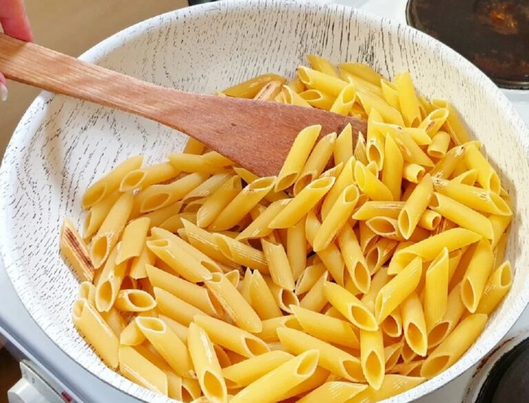 Nejlevnější těstoviny z českých obchodů proměnil na lahodné dílo