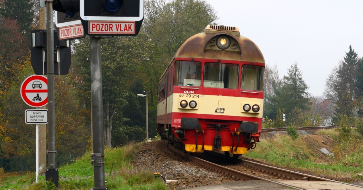 Při čekání na vlak ženu zaujalo cosi v kolejích. Stala se z ní hrdinka