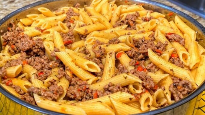 Recept: Těstoviny se švédskou masovou omáčkou v jedné pánvi